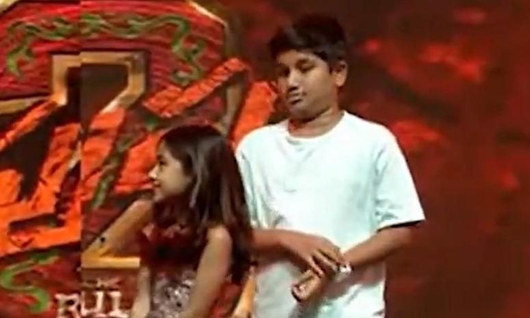 పుష్ప 2 జాతర.. అయాన్ డైలాగ్ - అర్హ పద్యం! | Allu Ayaan and daughter ...