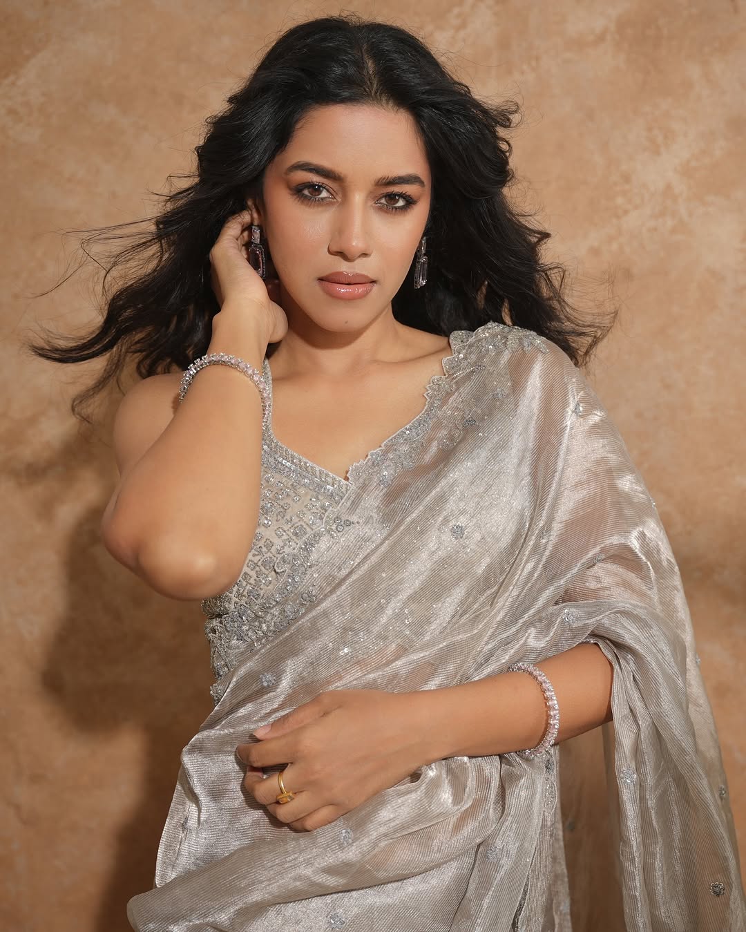 Mirnalini Ravi Steals the Spotlight Again | Mirnalini Ravi Steals the ...