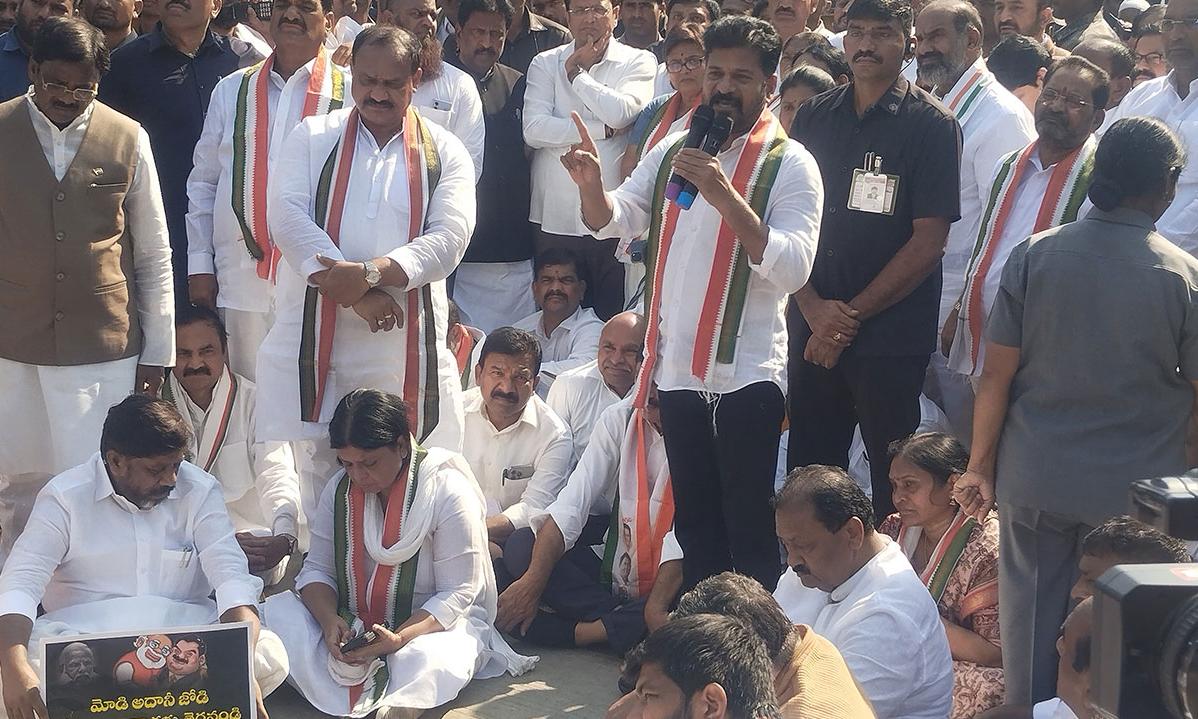 రోడ్డు పై బైఠాయించిన సీఎం.. రాజ్‌భవన్ వద్ద భారీగా కార్యకర్తలు | CM ...