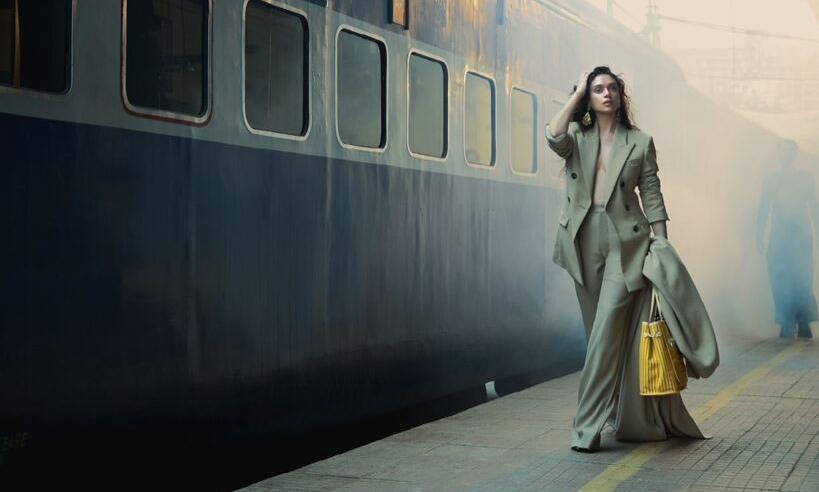 పిక్‌టాక్‌ : బోల్డ్‌ లుక్‌లో హీరో గారి భార్య | Aditi Rao Hydari Bold Looks