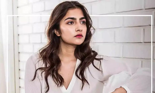 సప్త సాగారాల బ్యూటీ ఈ షాక్ ఊహించలేదా..? | Kannada Actress Rukmini Vasanth