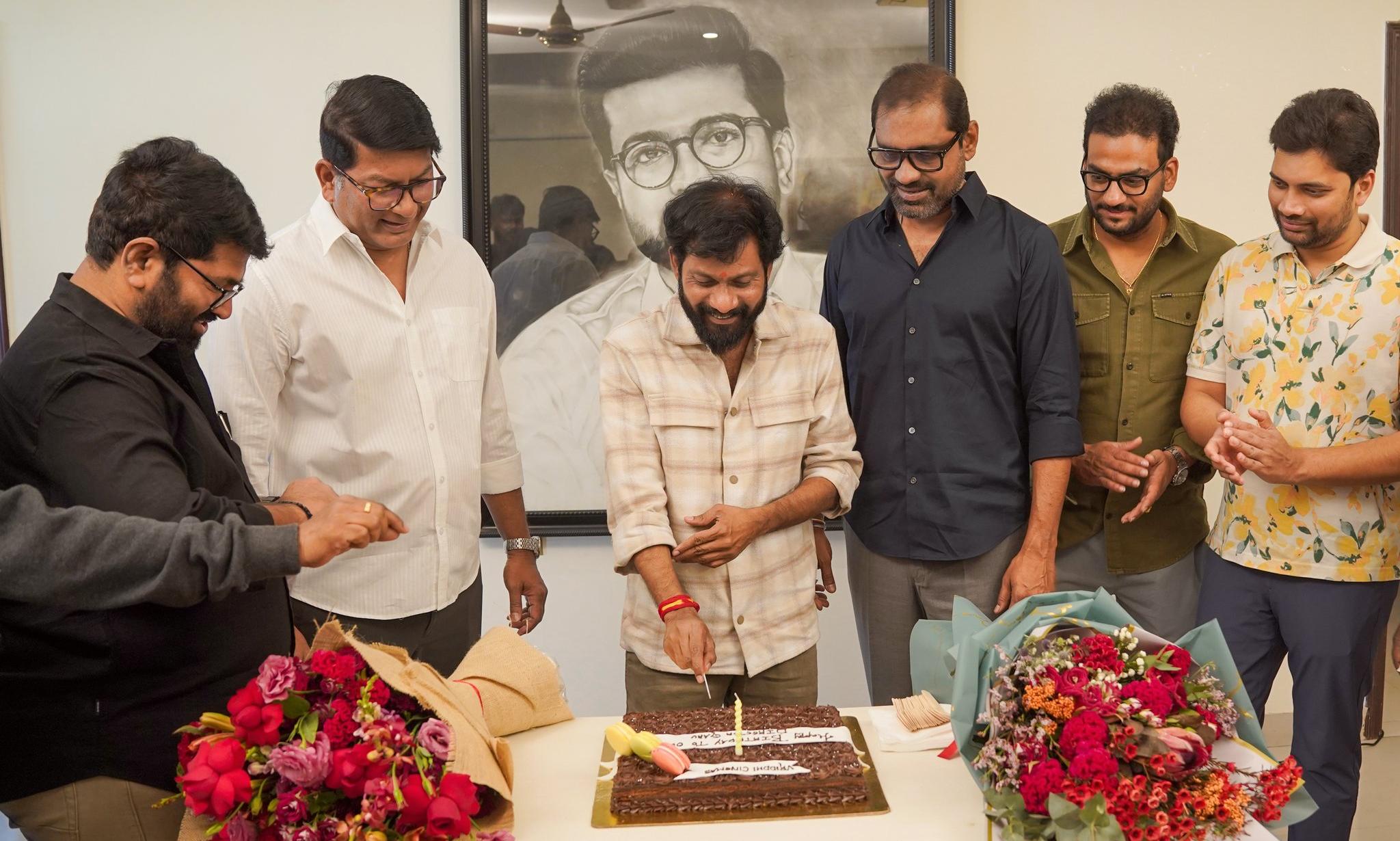 ఆర్సీ16 టీమ్ తో బుచ్చిబాబు బ‌ర్త్‌డే సెల‌బ్రేష‌న్స్ | Buchibabu Sana ...