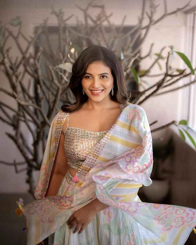 Anjali's Mesmerizing Photoshoot: Pure Vibes, Effortless Glam | Anjali's ...