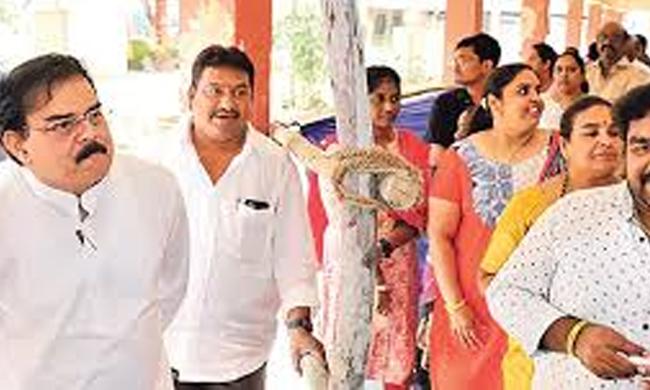 ఓటేసేందుకు వచ్చిన మంత్రి నాదెండ్ల రిక్వెస్టుకు ఓటర్లు రియాక్షన్ ఇదే ...