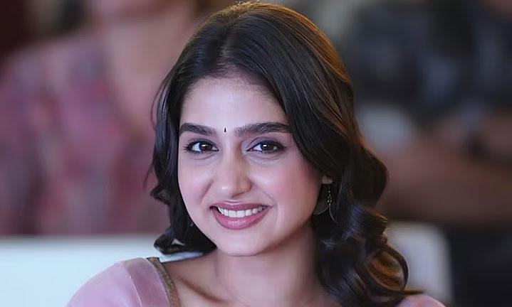 డైరెక్ట‌ర్ త‌ప్పుడు ఆరోప‌ణ‌లు చేశాడంటున్న హీరోయిన్ | Anaswara Rajan ...