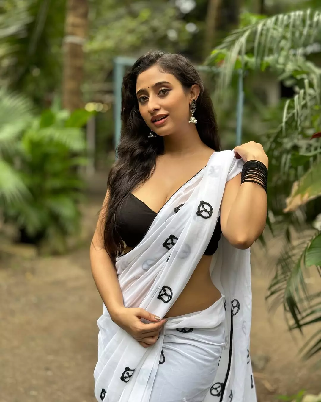 Kheyali Nath Timeless Beauty in White | Kheyali Nath Timeless Beauty in White