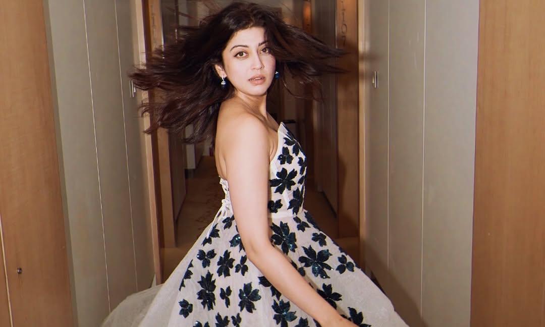 పిక్‌ టాక్‌ : ప్రణీత మరోసారి మెస్మరైజ్‌..! | Pranitha Subhash Sets Social Media on Fire Is a ...