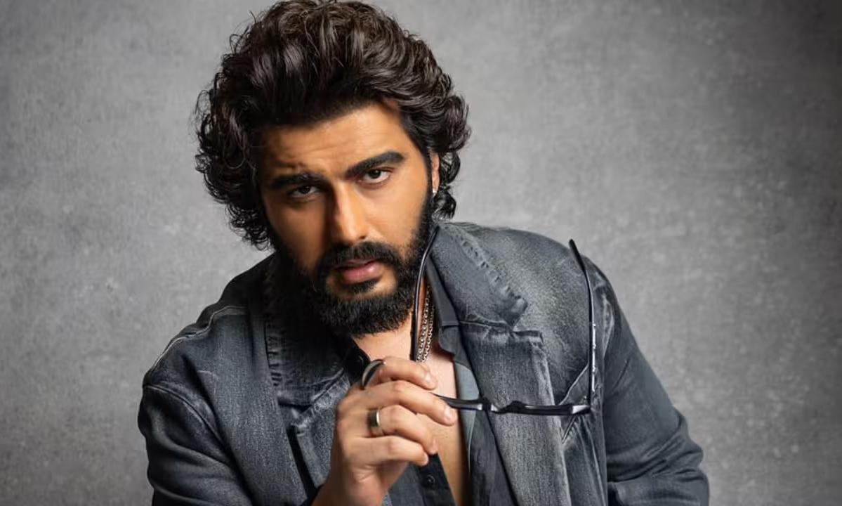 తెలుగు దర్శకుడిని కాకా పడుతున్న బాలీవుడ్‌ హీరో! | Arjun Kapoor Showers ...