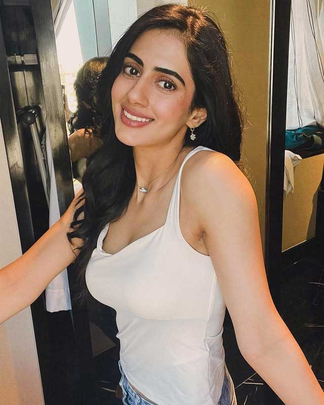 Radiant in White: Gehna Sippy’s Glamorous Look Steals the Spotlight