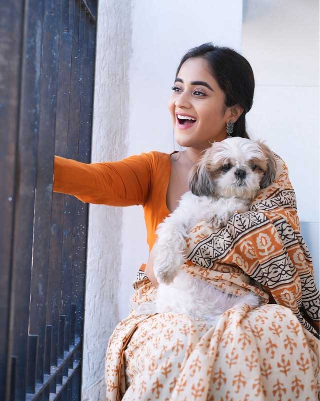 Deepthi Sunaina Looks Graceful in Her Latest Instagram Post
