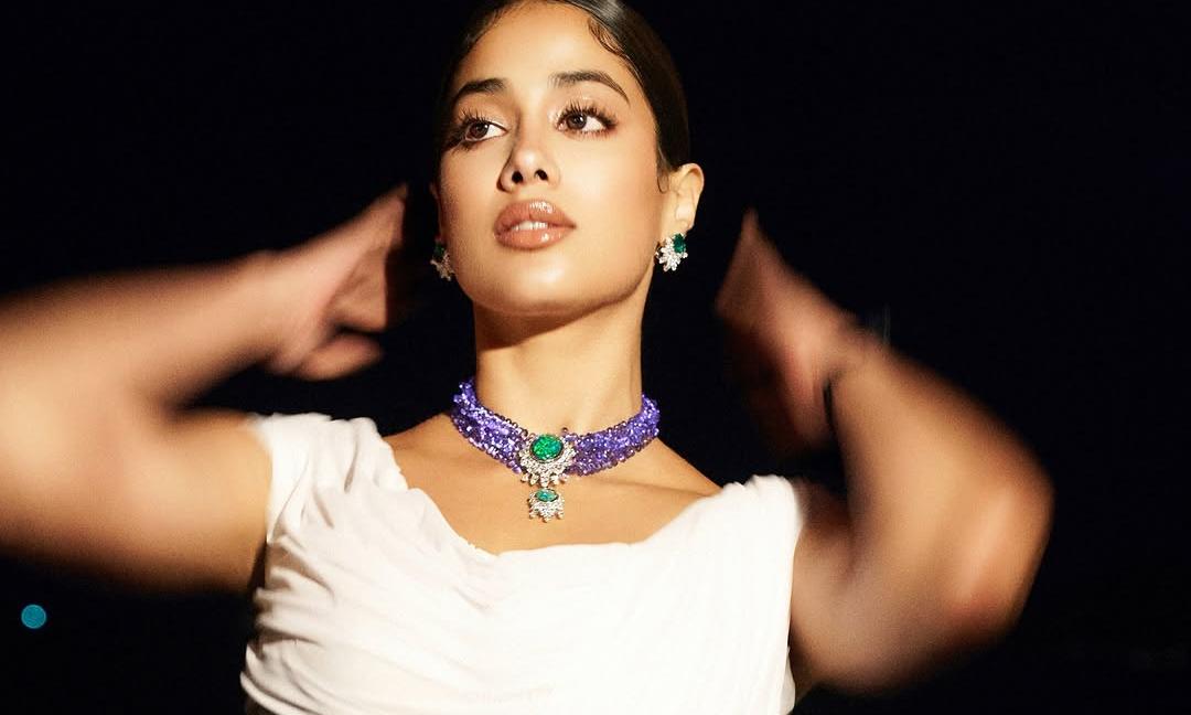 పిక్‌టాక్‌ : మతి పోగొట్టే జాన్వీ అందాల షో | Janhvi Kapoor Sets Instagram Ablaze with Glamorous ...