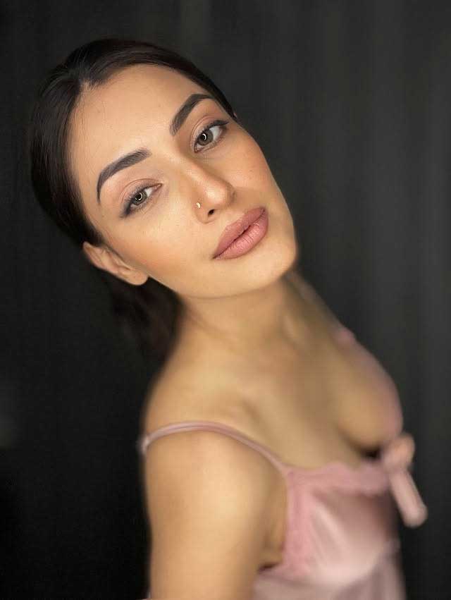 Shivangi Verma Looks Graceful in Her Subtle Glam Look