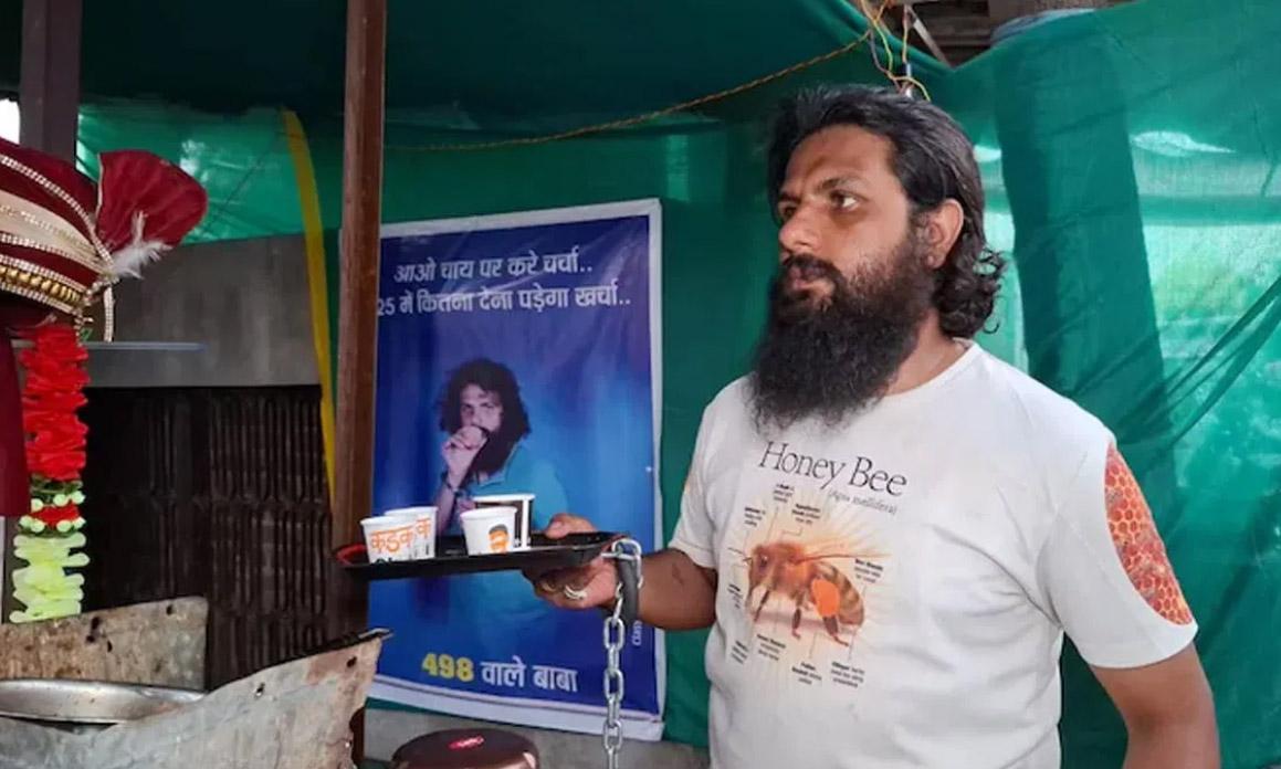 భార్య ఇంటి ముందు సంకెళ్లతో భర్త టీ స్టాల్.. వైరల్ ట్విస్ట్ ఏమిటంటే ...