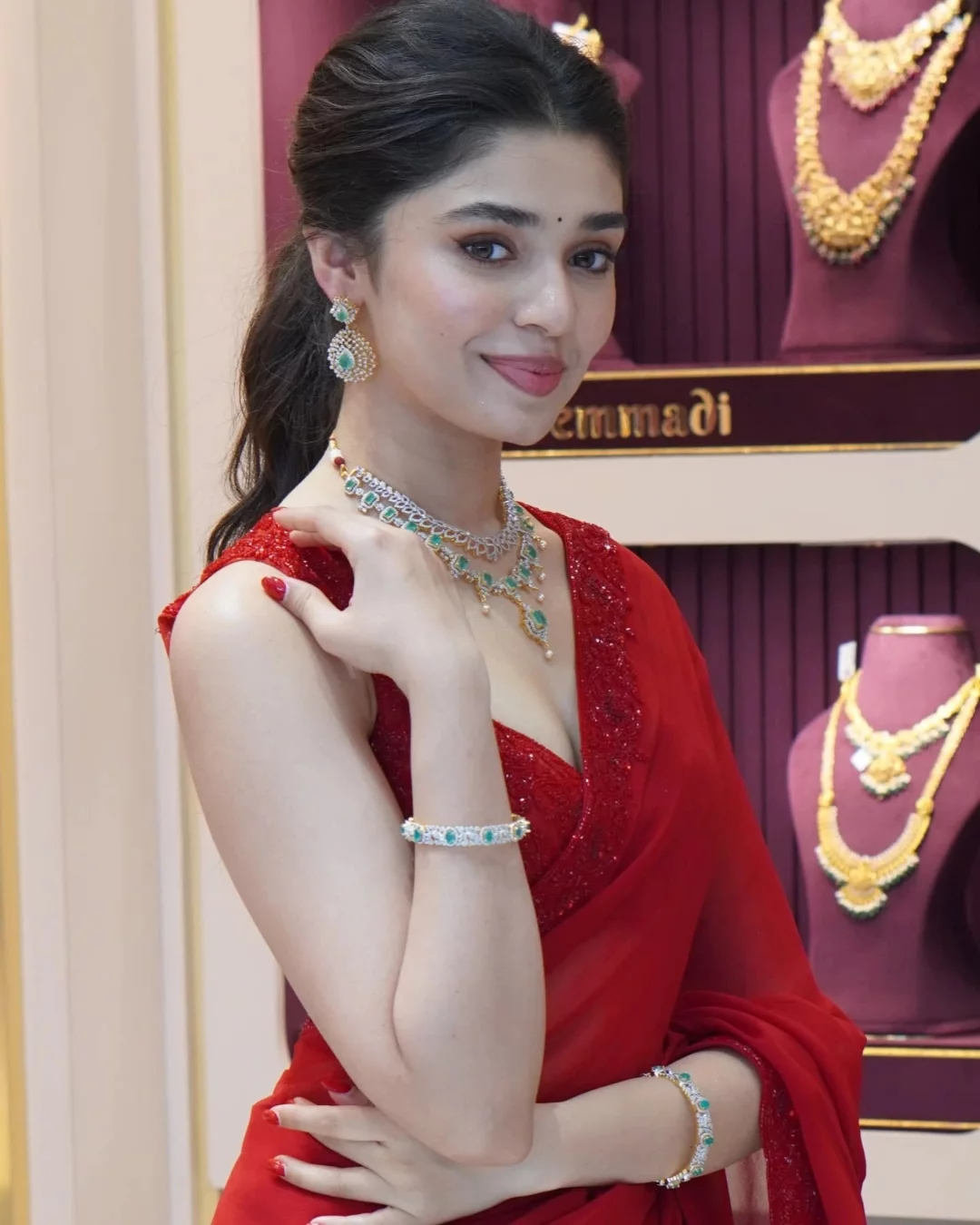Jewels, Saree & That Smile – Krithi’s Showroom Sparkle | Jewels, Saree & That Smile – Krithi’s ...