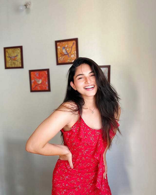 Kayadu Lohar’s Moonlit Moment Captures the Beauty of Silence