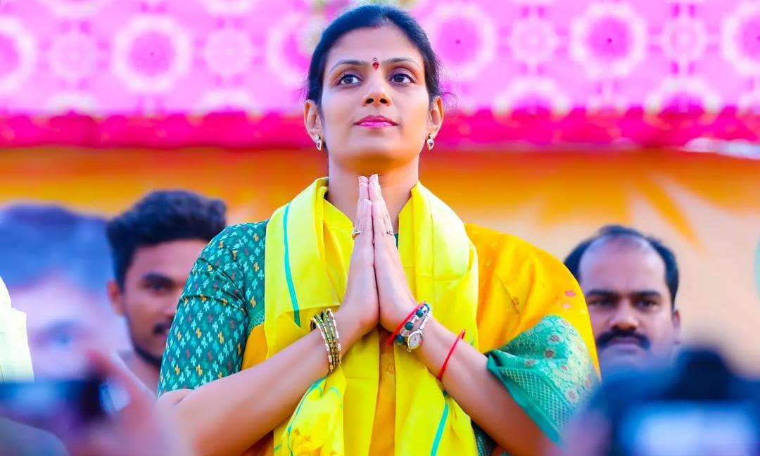 తండ్రి చాటు త‌న‌య‌: ఇలా అయితే పాలిటిక్స్ ఎందుకు..? | Yanamala Divya ...