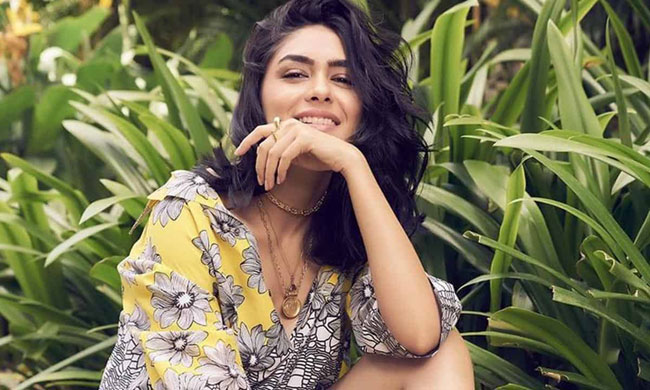 త‌క్కువ ఖ‌ర్చుతోనే అదిరిపోయే లుక్స్... మృణాల్ ప్లాన్ అద‌ర‌హో! | Mrunal ...