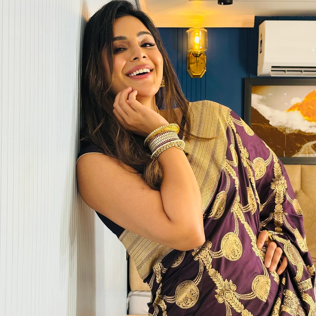 Samyuktha Menon Plays OG Song in Loop Mode | Samyuktha Menon Plays OG Song in Loop Mode