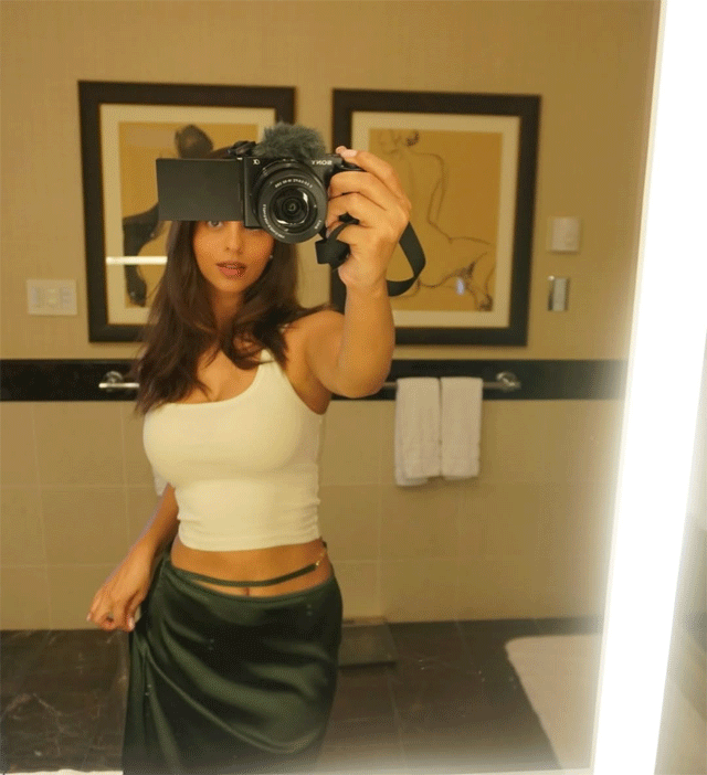 Suhana Khan Glows in a Vintage Purple Saree at Diwali Bash | Suhana ...