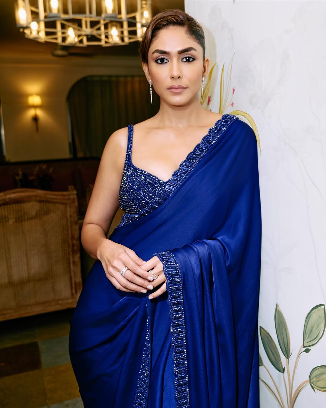 Mrunal Thakur Shines in Blue Saree as Diwali Glam Mode Begins | Mrunal ...