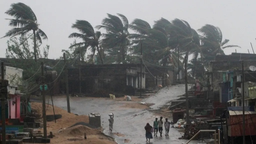 కోస్తా జిల్లాలకు మరో భారీ తుఫాన్ | ap braces for new cyclone after ...