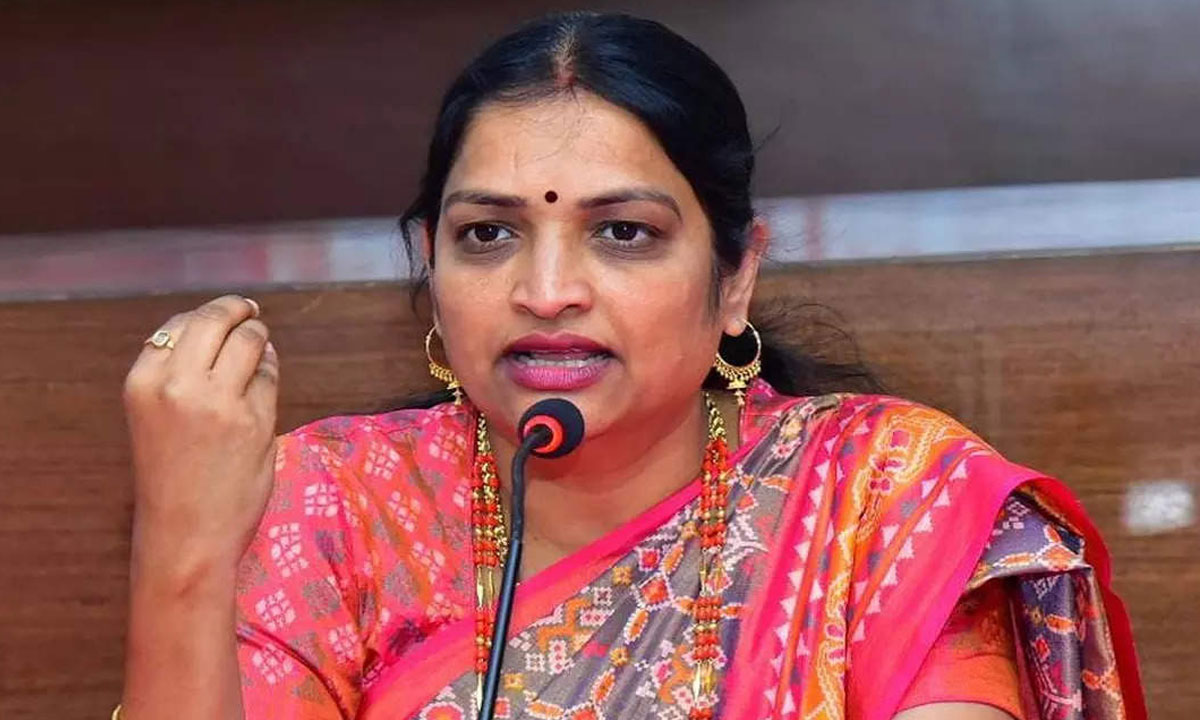 మాజీ మంత్రి.. అటా - ఇటా.. ఇదో పాలిటిక్స్‌.. ! | Former Minister Usha ...