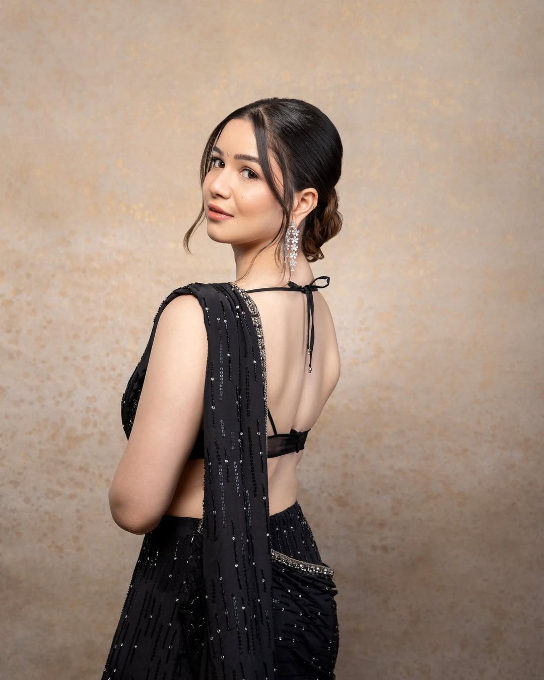 Sara Tendulkar's Black Saree Elegance: Poise Beyond the Spotlight ...