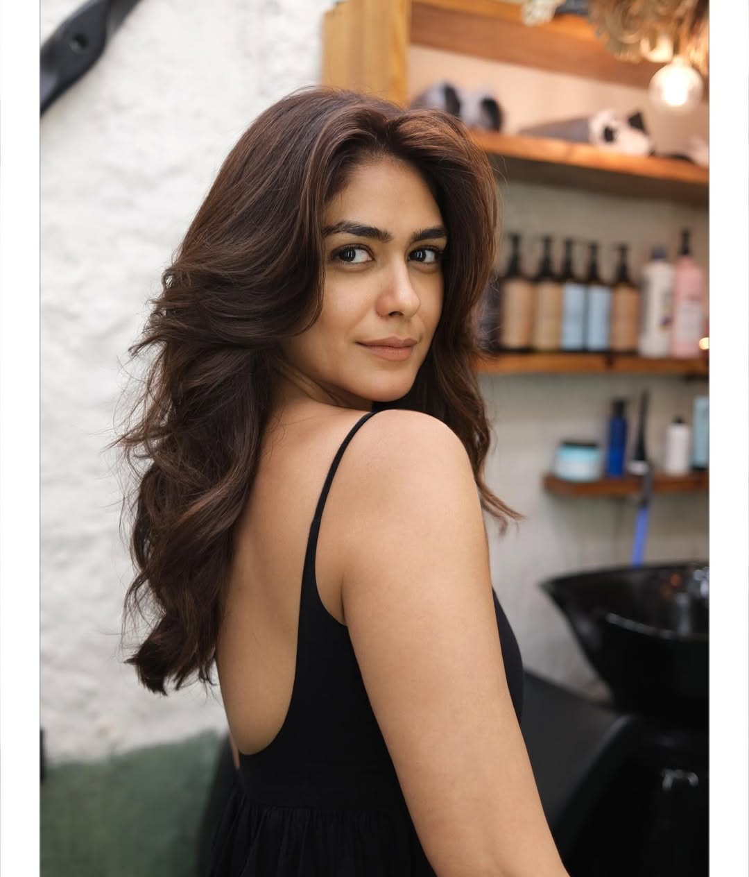 Mrunal Thakur Flaunts Glamorous New Haircut | Mrunal Thakur Flaunts ...