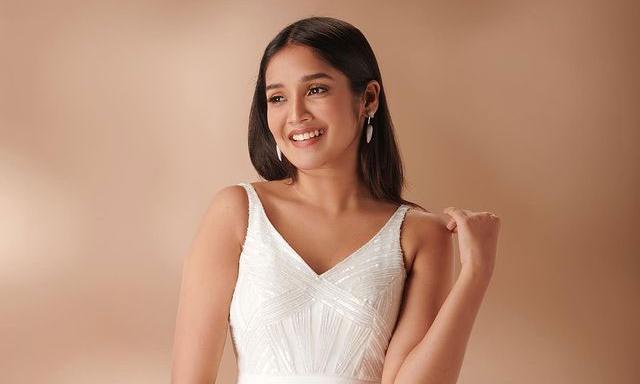 జెబ్బ‌ల గౌనులో హృదయం జారేలా అనికా! | Anika Latest Photoshoot