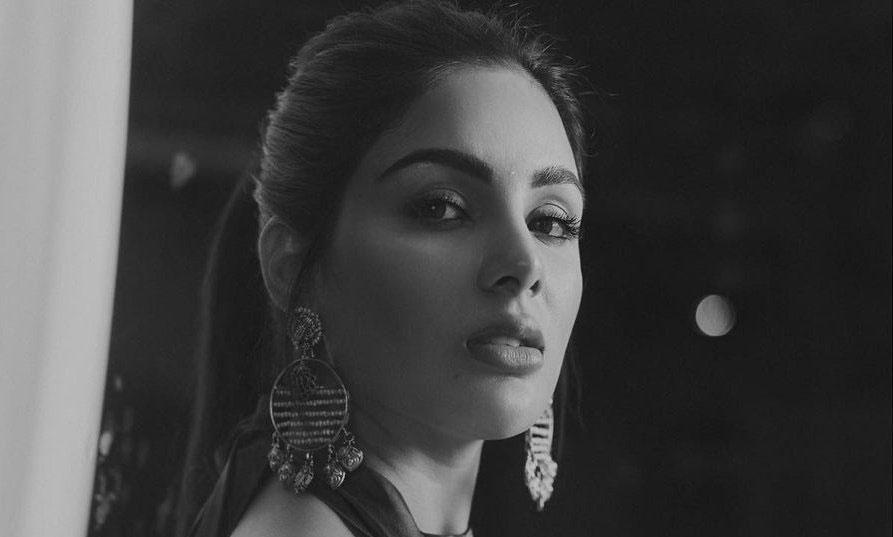 లక్కీ లేడీ బ్లాక్ అండ్ వైట్‌ లో హాట్ షో! | Samyuktha Menon Photo Talk