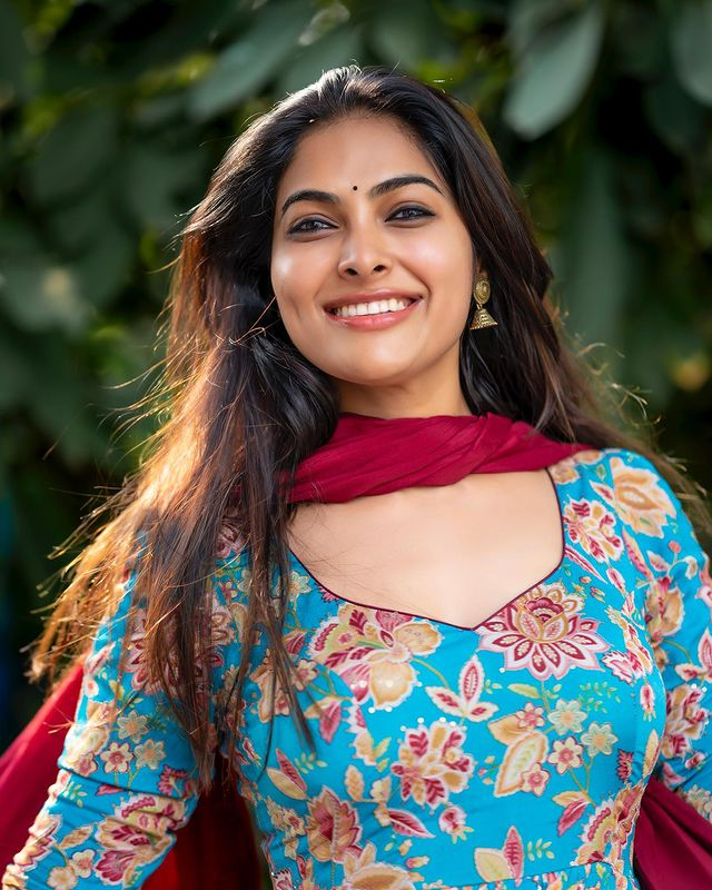 Appealing & Attractive Look Of Divi Vadthya! | Appealing & Attractive ...