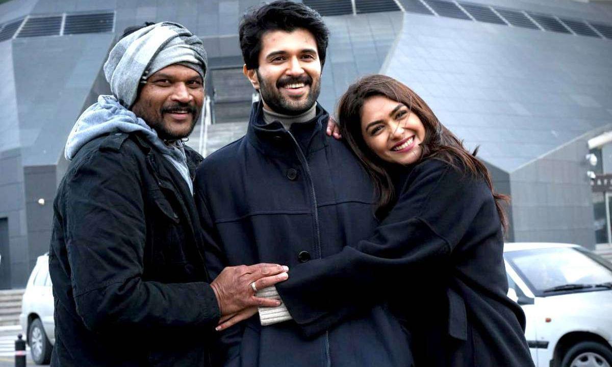 ఫ్యామిలీ స్టార్.. గ్లామర్ డోస్ గట్టిగానే.. | Glamour Dose in Vijay ...