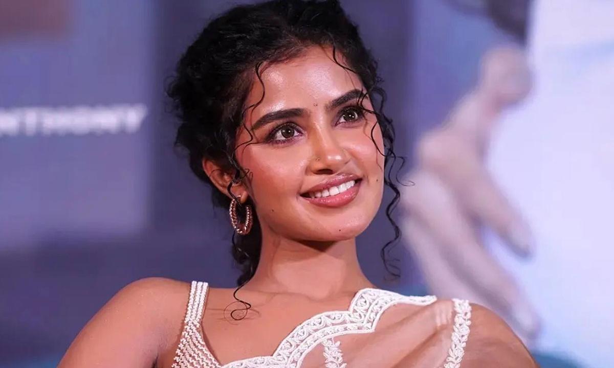 అనుపమ గ్లామర్ కి గ్రామర్ కూడా ఉందా..? | Anupama Parameswaran Unique ...
