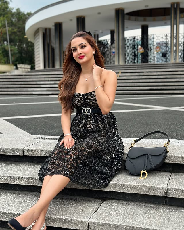 Zaara Yesmin: Fashion Fame & Charm