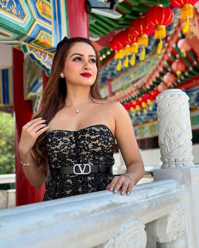 Zara Capturing the Beauty of the Destination and Her Style.
