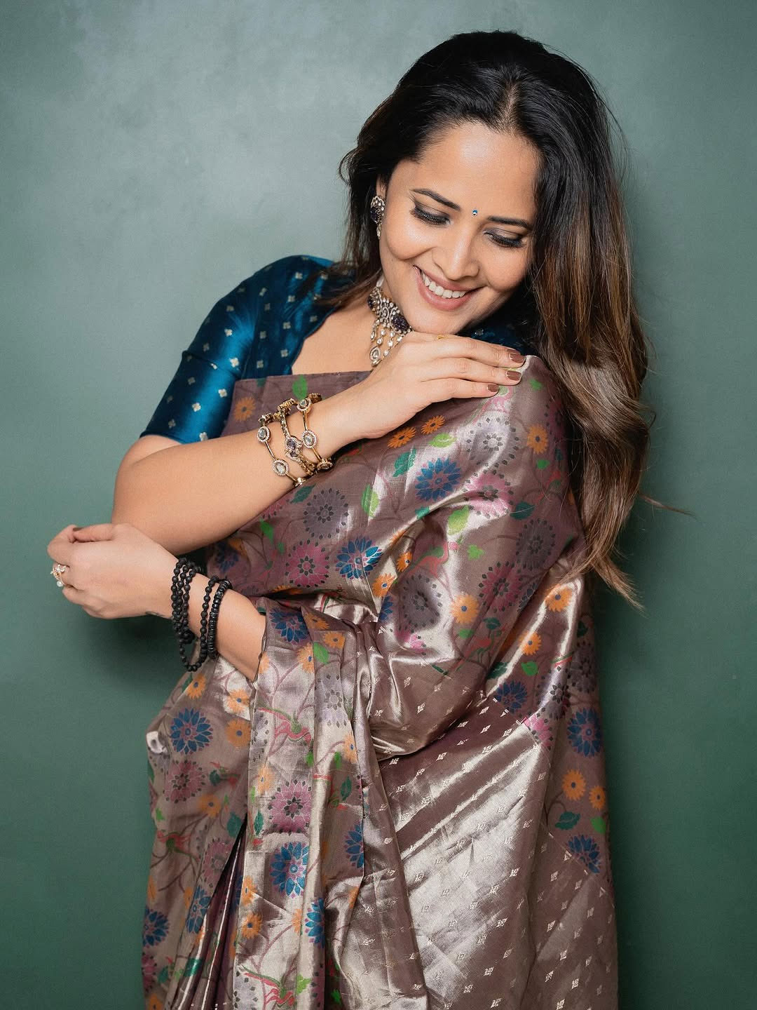 Anasuya Nails Traditional Glam in a Beautiful Saree | Anasuya Nails ...