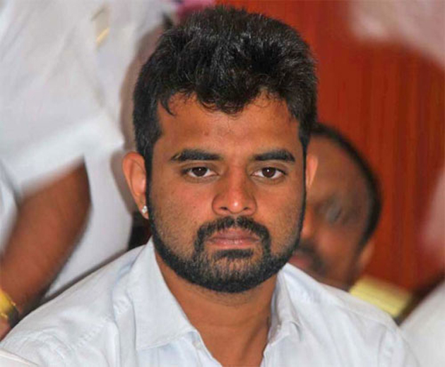 దేవెగౌడ మనవడికి హైకోర్టు షాక్