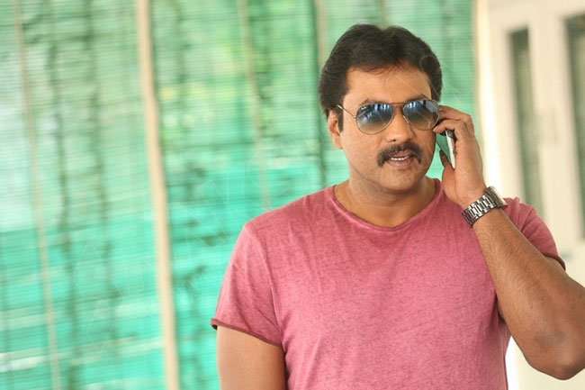 సునీల్ వెంట ప‌డుతున్న ఆ ఇద్ద‌రు ఎవ‌రు?