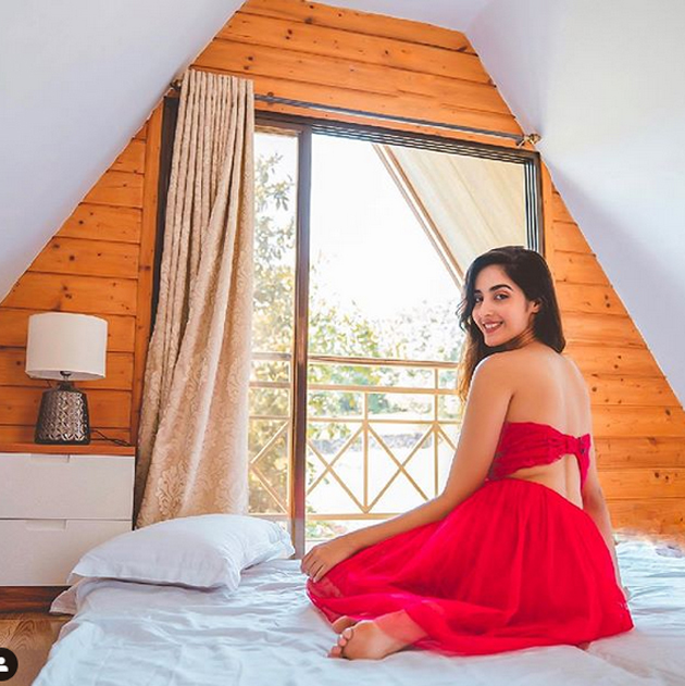 Simrat Kaur Photos