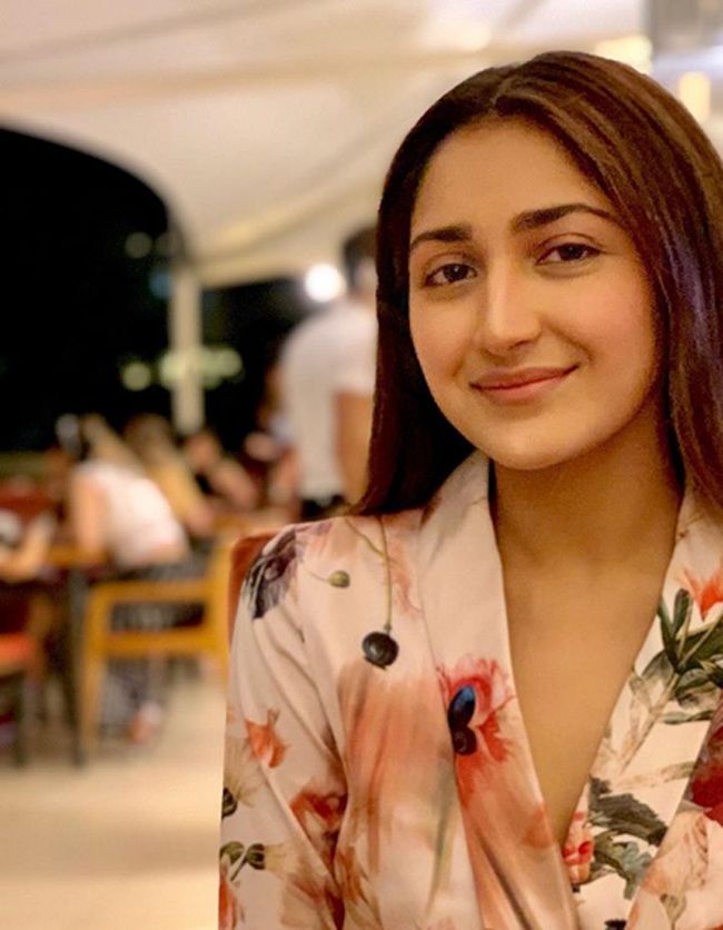 Sayyeshaa Hd Pics