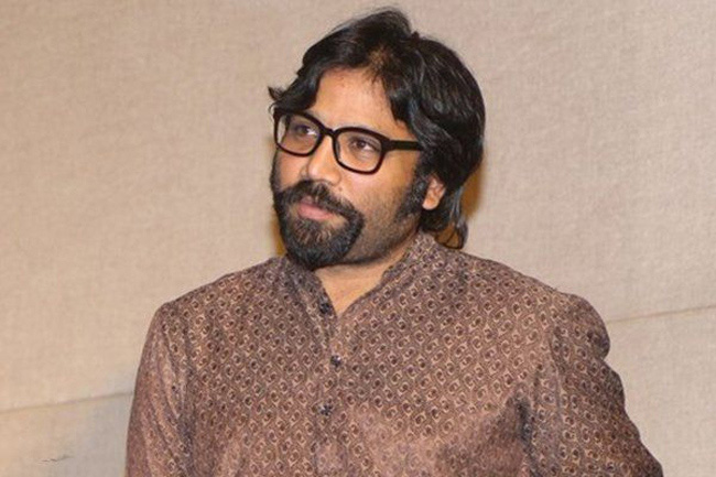 'అర్జున్ రెడ్డి' దర్శకుడికి టాలీవుడ్ హీరోలు కనిపించడం లేదా...?