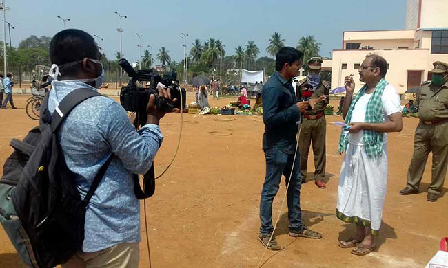Joint collector inspects vegetable market in poor man's garb