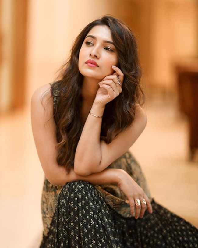 Vani Bhojan Latest Insta Pics