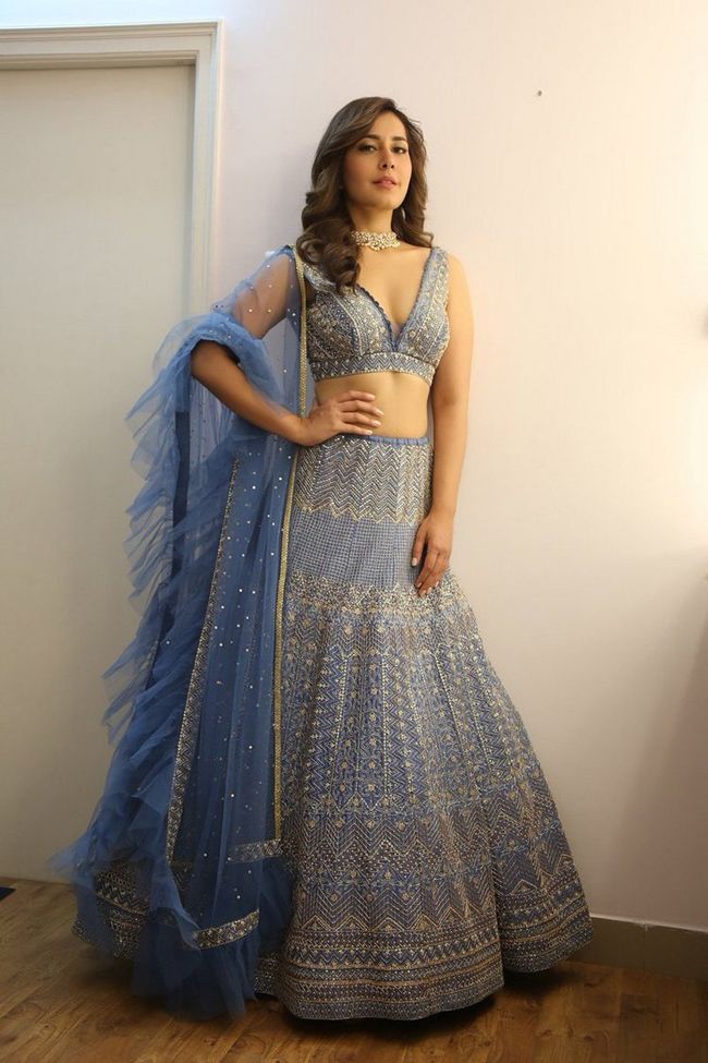 Raashi Khanna Ravishing Looks