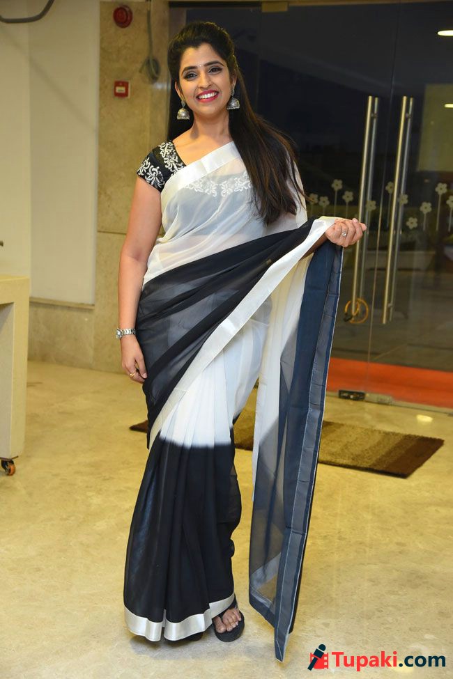 Anchor Syamala Flaunts Her Saree Photoshoot