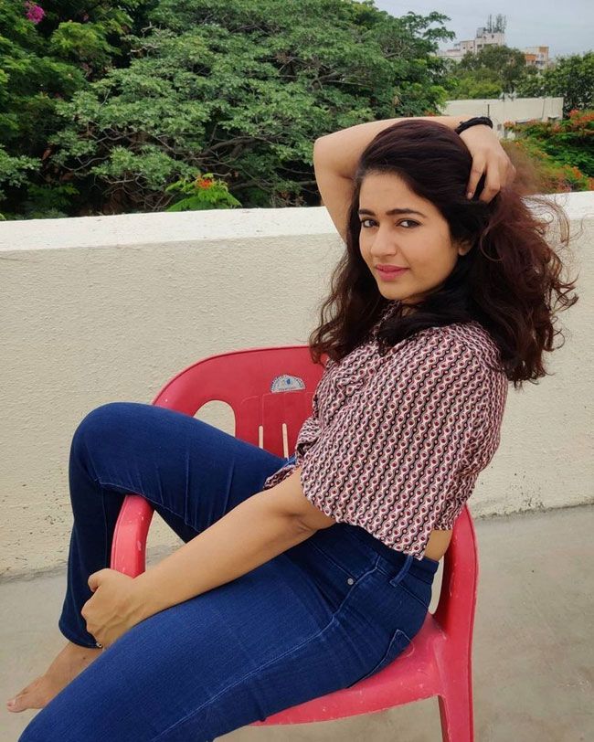 Poonam Bajwa Insta Pictures