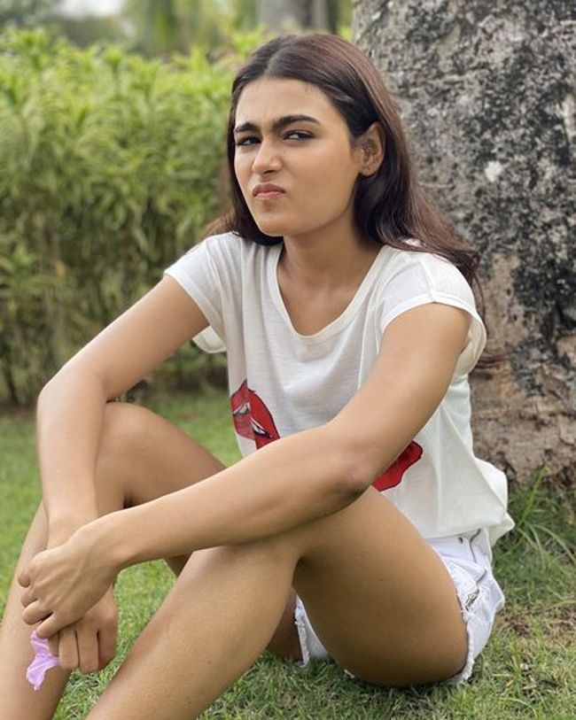Shalini Pandey Stills - Photogallery - Page 1