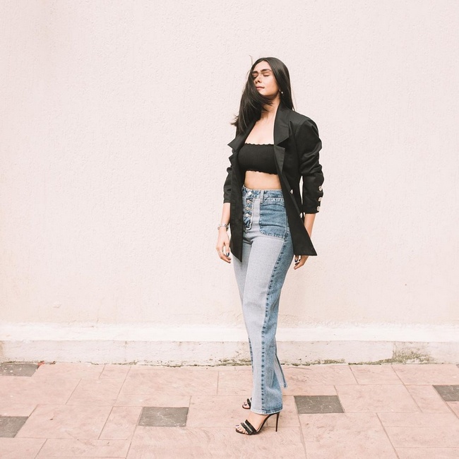 Mrunal Thakur Bold Show In a Black Outfit