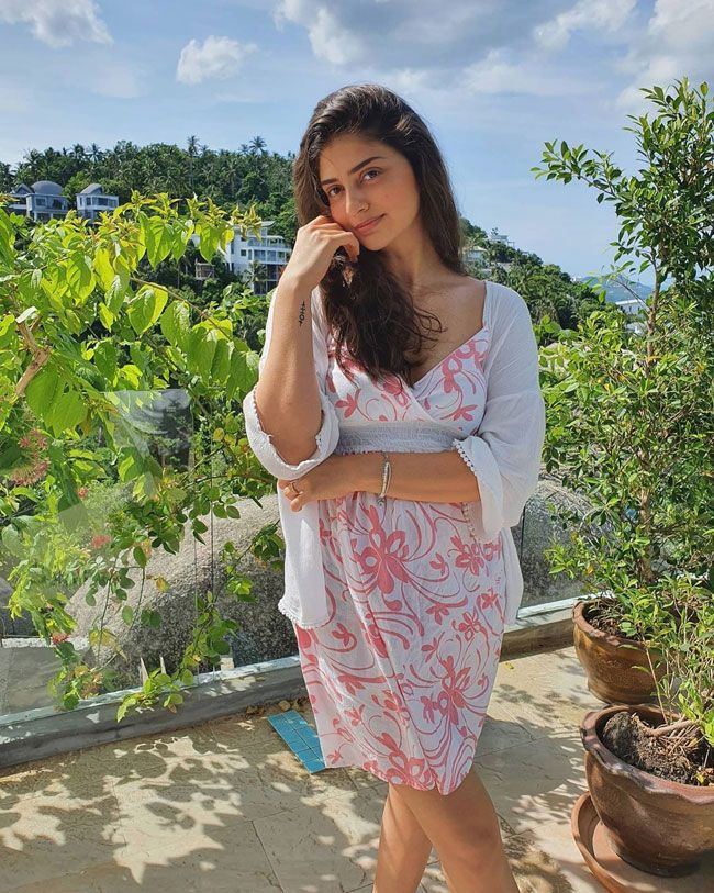 Nazia Davison Latest Insta Pictures