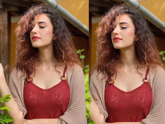 Samreen Kaur is Naughty looks Teasing people